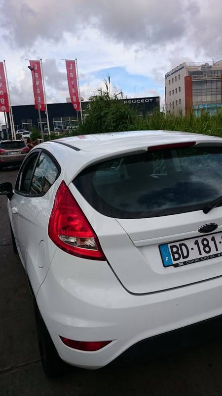 Ford fiesta blanche - Voitures Martinique • Cyphoma